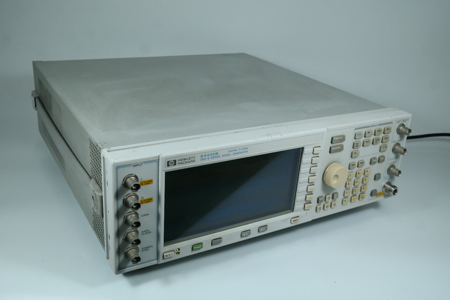 DOULTECH - Agilent/HP/Signal Generator/E4432B/UN8
